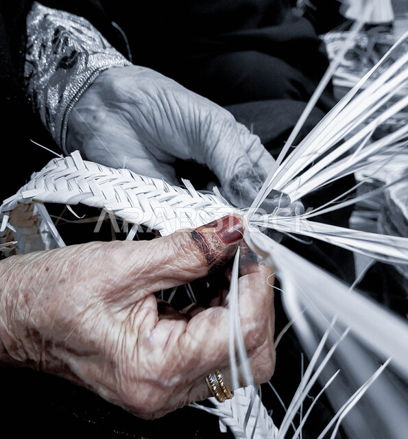 Traditional folk crafts, a close-up of the hand of an Arab Gulf Emirati ...