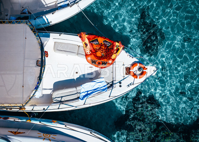 Landscape in the Red Sea, a close-up of ships and boats on the seashore ...