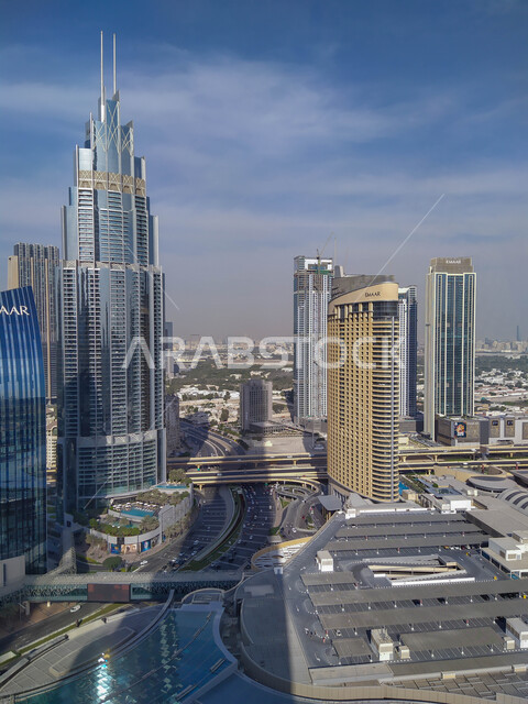 Towers overlooking the luxury yacht marina in Dubai Marina on the coast ...