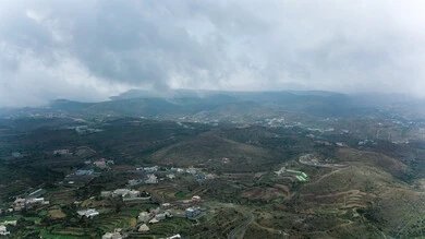 الأجواء الشتوية فوق القمم الجبلية والمرتفعات في منطقة عسير، السماء ...