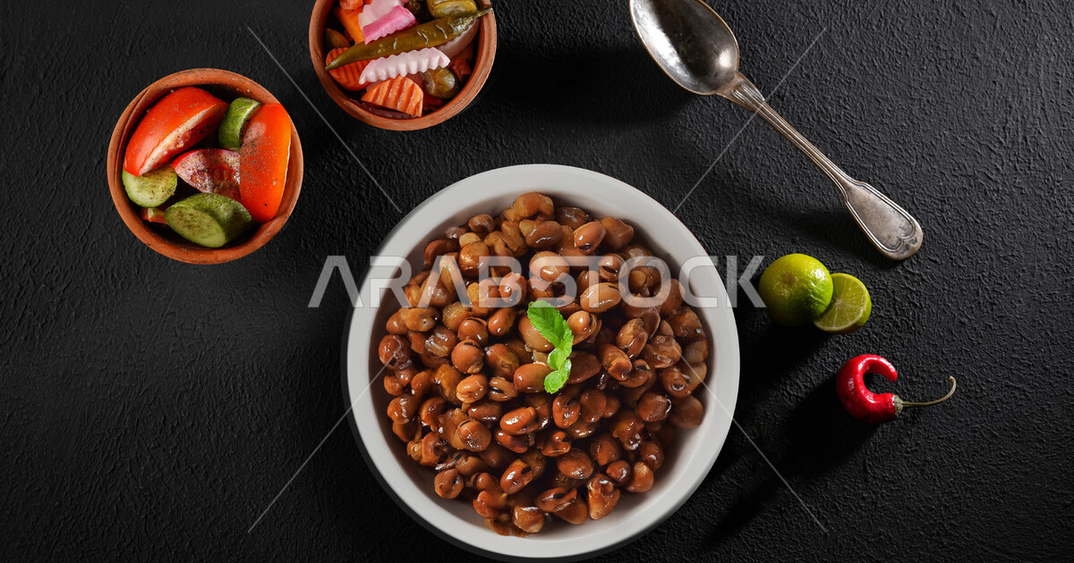 فطور صباحي ، صورة من الأعلى لطبق من الفول اللذيذ، وصفات وأطباق طعام ...