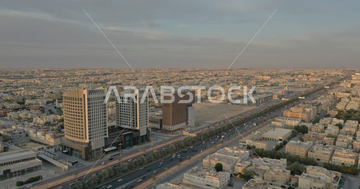 صورة جوية لفندق الموفن بيك في مدينة الرياض، الحركة المرورية في الطرق ...