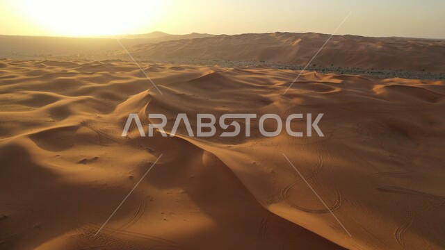 Dunes and fine golden sand in the Arabian Desert, Nafud Al-Kharara in ...