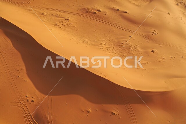 Soft golden sand and dunes in the Arabian Desert, Nafud Al-Kharara in ...