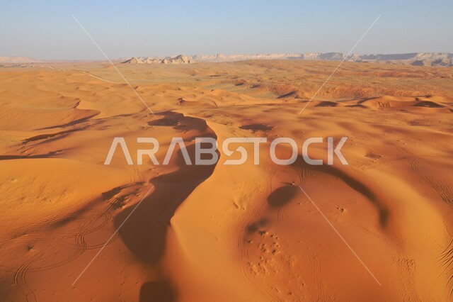 Soft golden sand and dunes in the Arabian Desert, Nafud Al-Kharara in ...