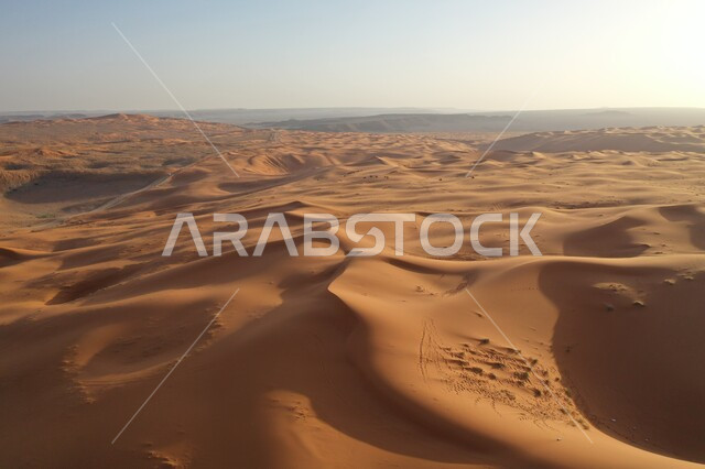 Soft golden sand and dunes in the Arabian Desert, Nafud Al-Kharara in ...