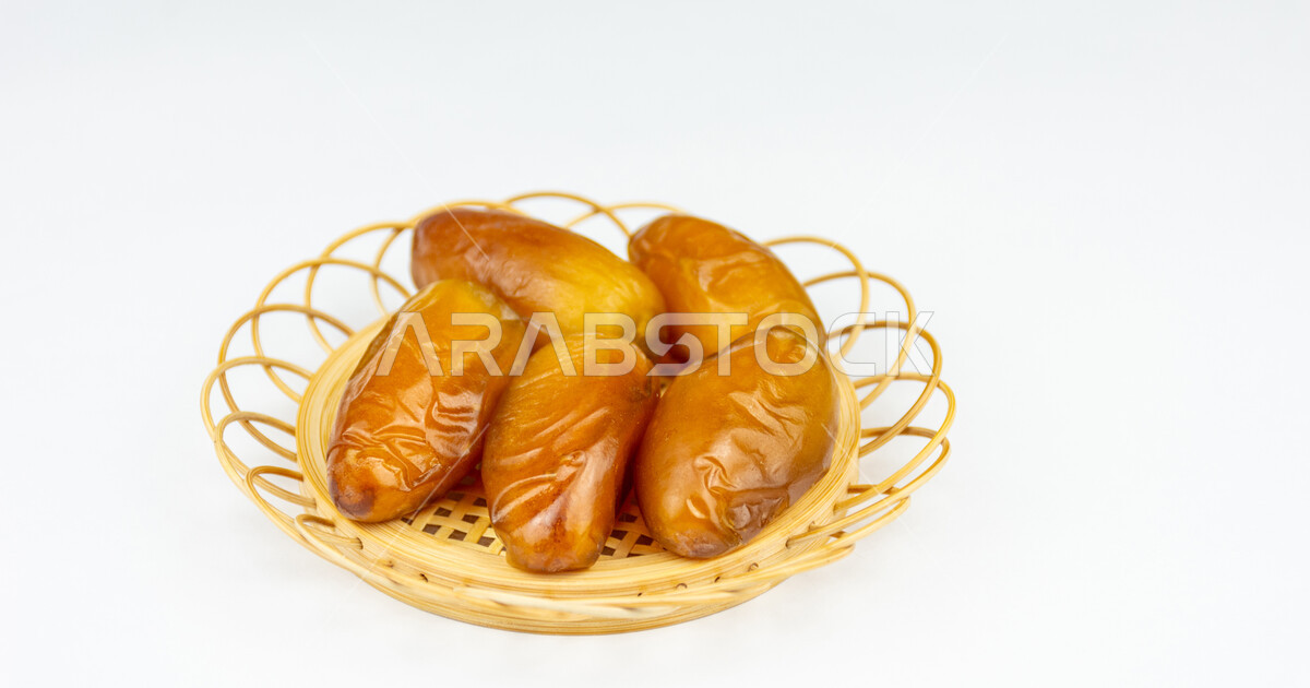 ضيافة رمضانية تقليدية، وجبة ذات قيمة غذائية عالية، صورة مقربة لطبق من ...