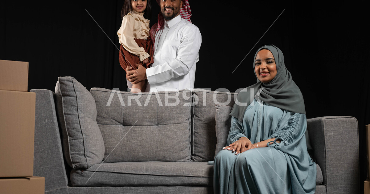 الانتقال الى منزل جديد، بورتريه لرجل عربي خليجي سعودي مبتسم يرتدي ...