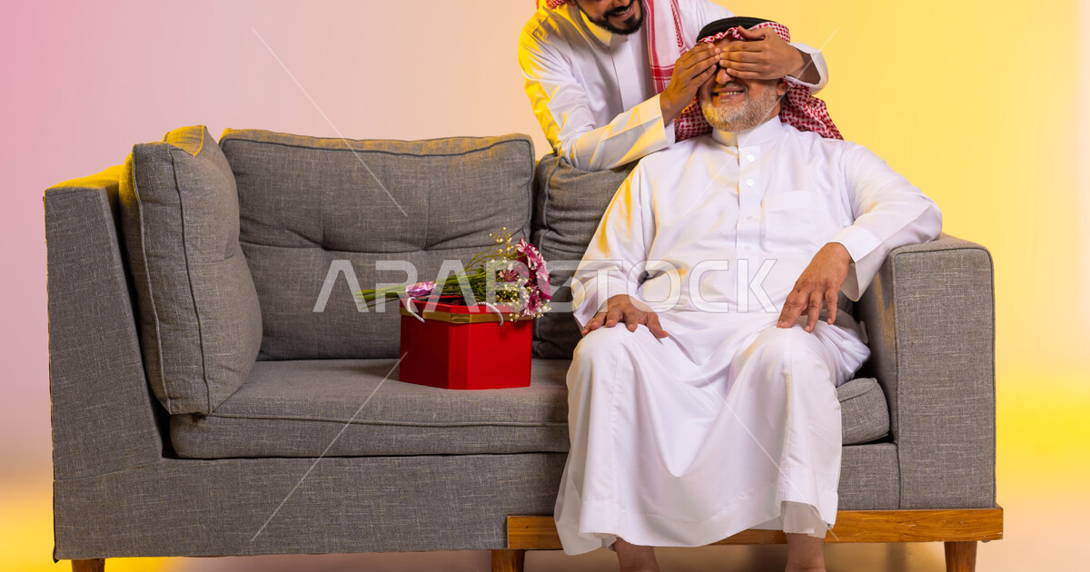 تقديم الهدايا في الأعياد والمناسبات السعيدة، بورتريه لشاب عربي خليجي