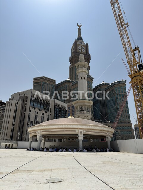 The Royal Clock Tower building overlooking the Grand Mosque in Mecca ...