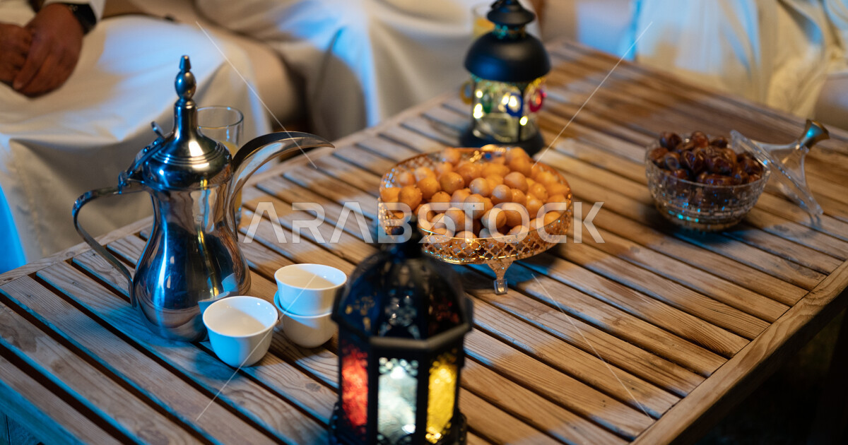 أجواء الروحانية في شهر رمضان المبارك، صورة مقربة من الأعلى لحلوى ...