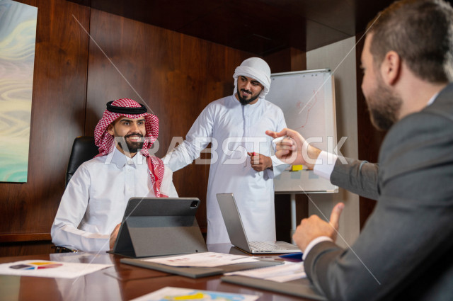 Gulf businessmen, Saudi man in a business meeting with an Emirati ...