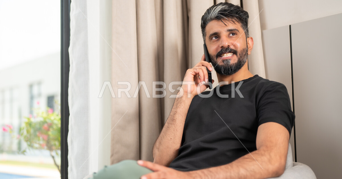 إجراء المكالمات الهاتفية، استخدام الأجهزة والتقنيات الحديثة، رجل عربي ...