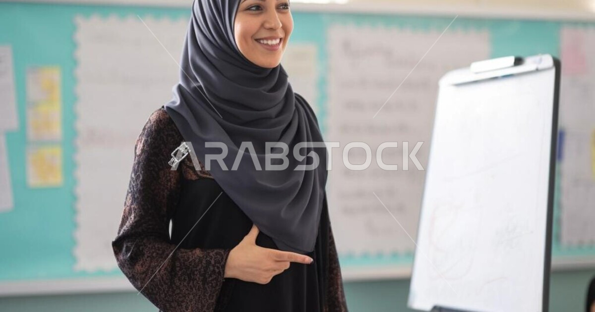 معلمة عربية سعودية خليجية في بيئه مدرسيه تعليميه متطوره، متابعة مجموعة
