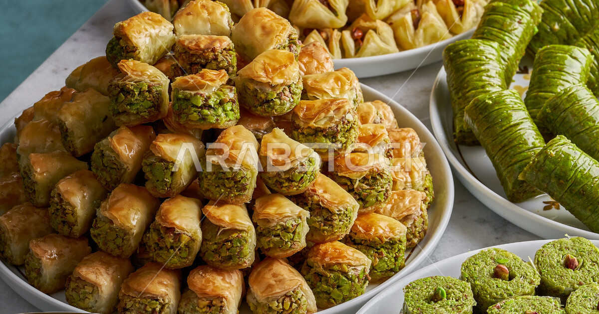 كرم الضيافة في المملكة العربية السعودية, منتجات محلية وطنية، حلى سعودي بالفستق والمكسرات، أطباق ...