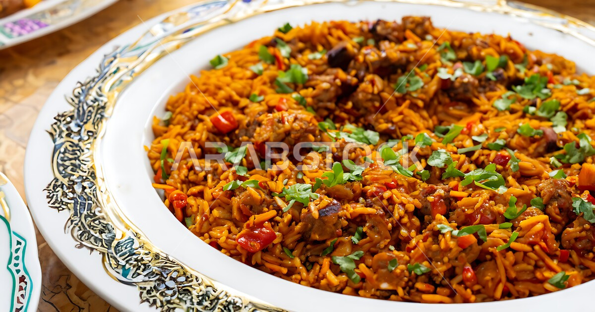صحن من الأرز بالزعفران مع قطع اللحم المطهي، فنون تقديم الطعام في ...