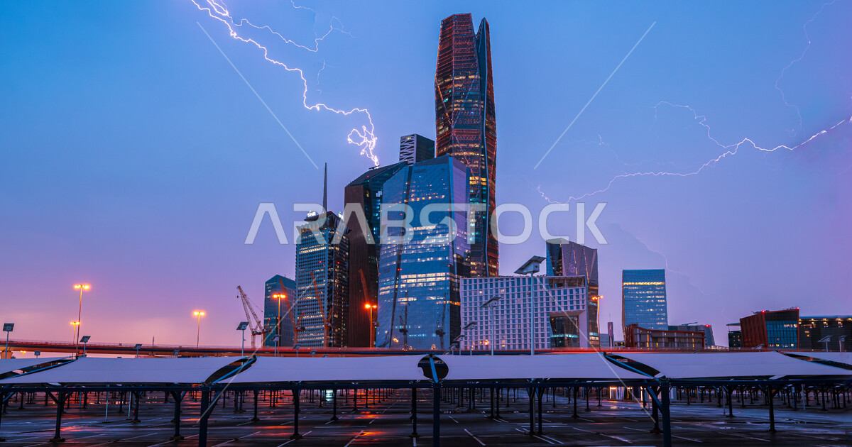 عاصفة رعدية تضرب مركز الملك عبد الله المالي ( كافد ) في مدينة الرياض ...