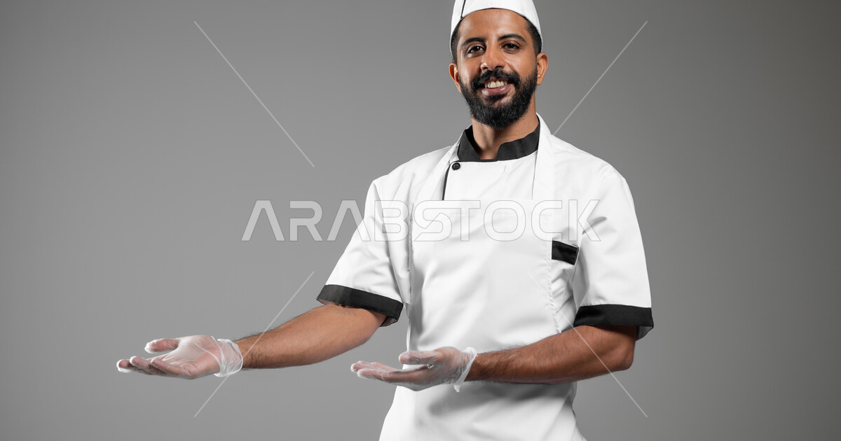 بورتريه لشيف عربي خليجي سعودي يشير بيديه بإيماءات وجه ويدين مختلفة ...