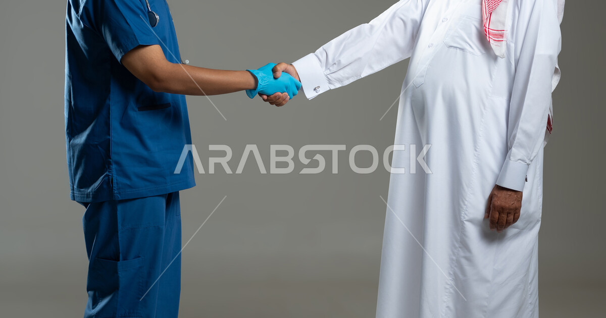 مفهوم الطب والرعاية الصحية، بورتريه مقرب لرجل كبير بالسن عربي سعودي خليجي يرتدي الشماغ والثوب