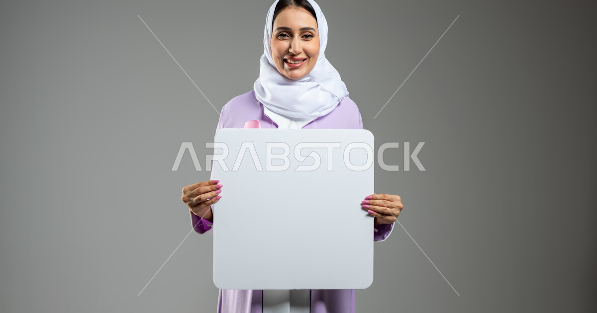 لوحات إعلانية فارغة, الوقوف بثقة والنظر إلى الكاميرا بابتسامة, بورتريه ...