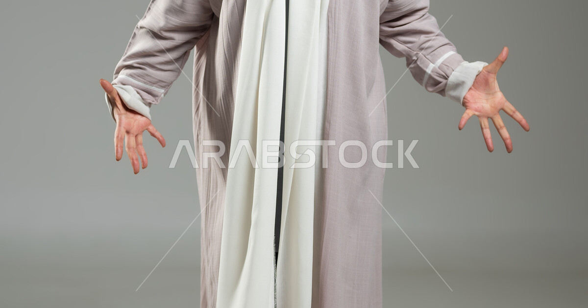 مفهوم الصراخ والغضب، بورتريه لإمرأة عربية سعودية خليجية محجبة ترتدي ...