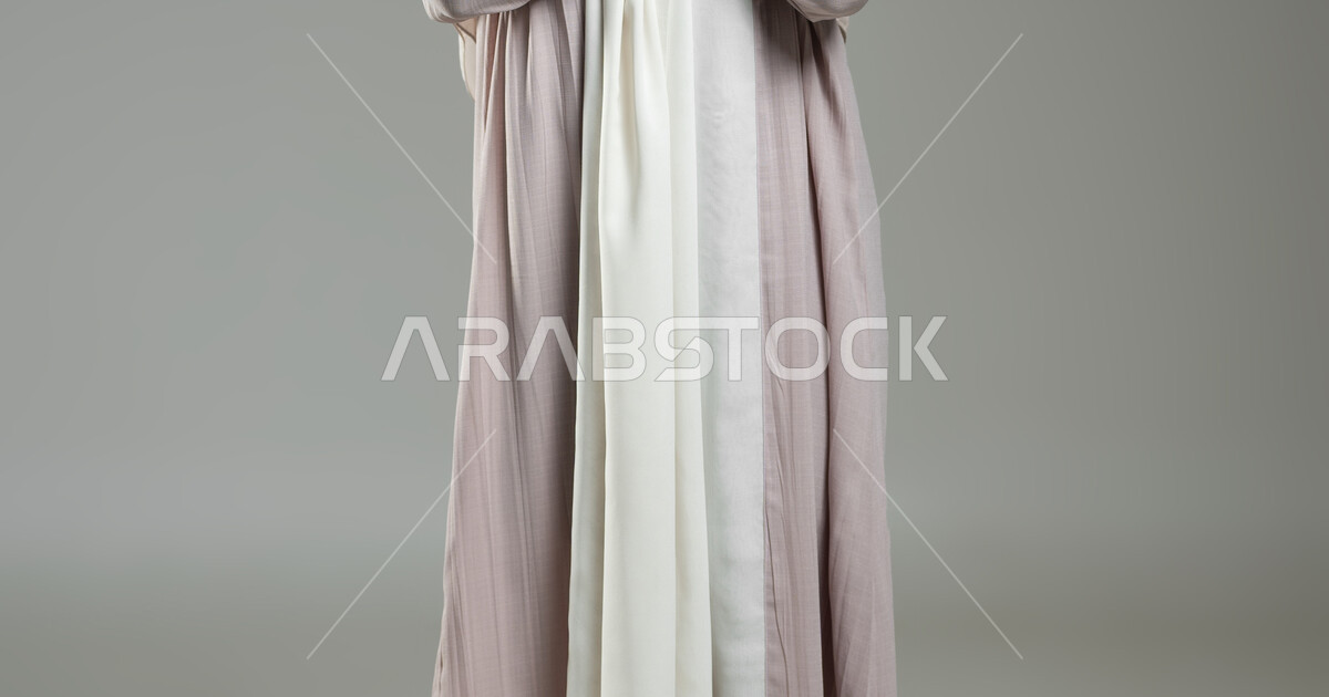 ايماءات الاختناق والضيق، تعابير الخوف والحزن، بورتريه لإمراة عربية سعودية خليجية ترتدي العباءة ...