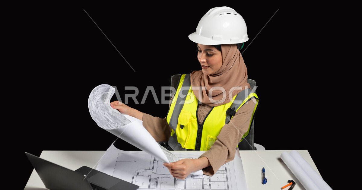 النظر الى المخطط الهندسي بتعابير السرور، العمل في القطاع الهندسي، مفهوم ...