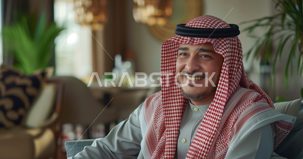 قضاء اوقات ممتعه في المنزل, الاهتمام بالمظهر الخارجي, صورة مقربة لشاب عربي خليجي سعودي يرتدي ...