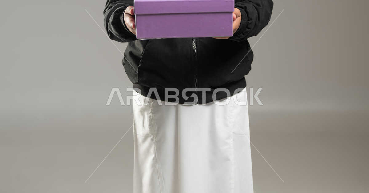 إيماءات و تعابير وجه و يدين تدل على السعادة، الإستعداد لتقديم الهدايا ...