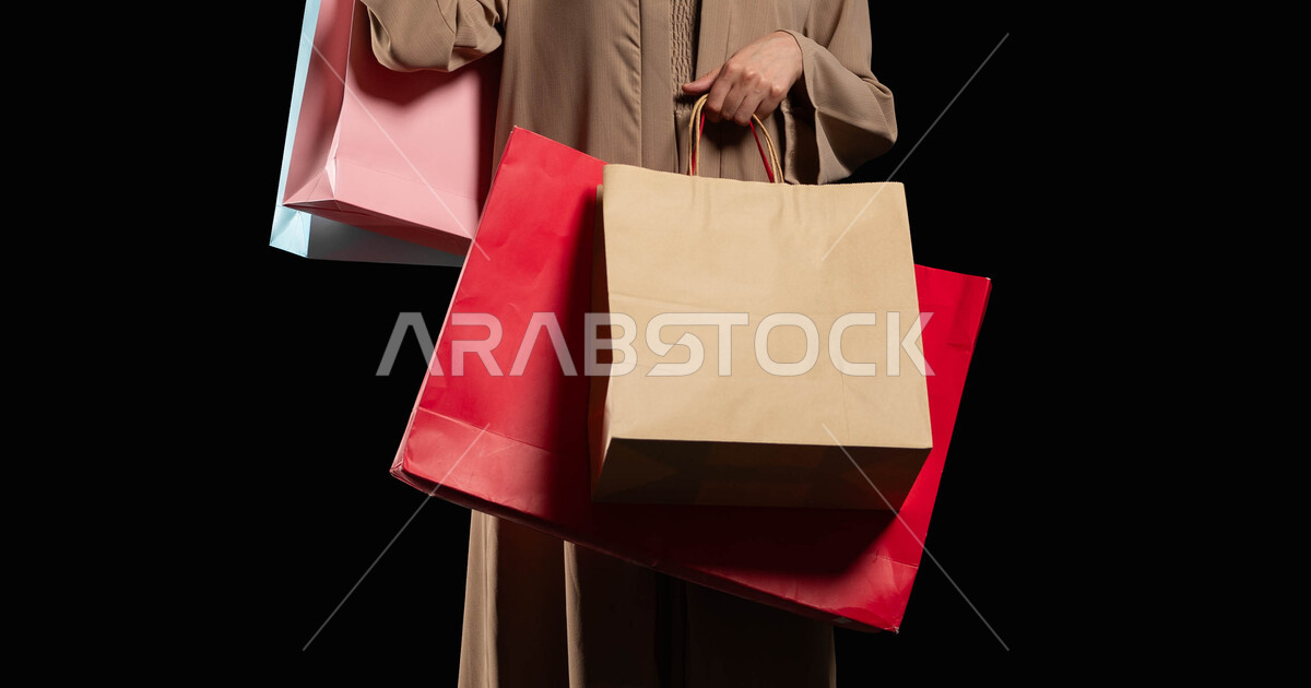 شراء الاحتياجات و الهدايا من المول بورتريه لإمرأه عربيه سعودية خليجية
