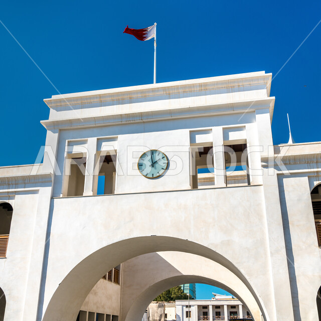 المدخل الرئيسي لمبنى باب البحرين في مدينة المنامة ، الفن الهندسي ...