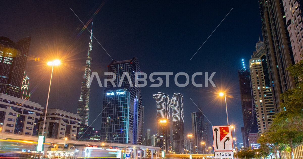 حركة مرور السيارات في الطرق والشوارع، برج خليفة في مدينة دبي، الفن الهندسي المعماري للمباني ...