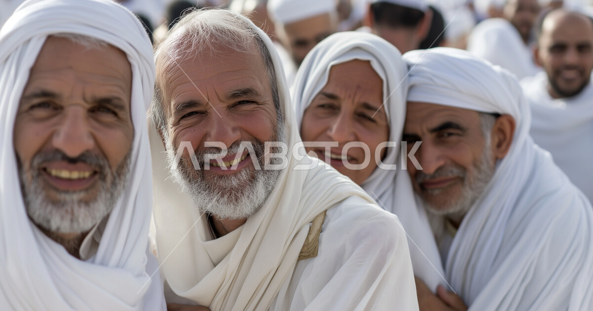 مجموعة من الحجاج والمعتمرين في بيت الله الحرام في الحرم المكي الشريف ...