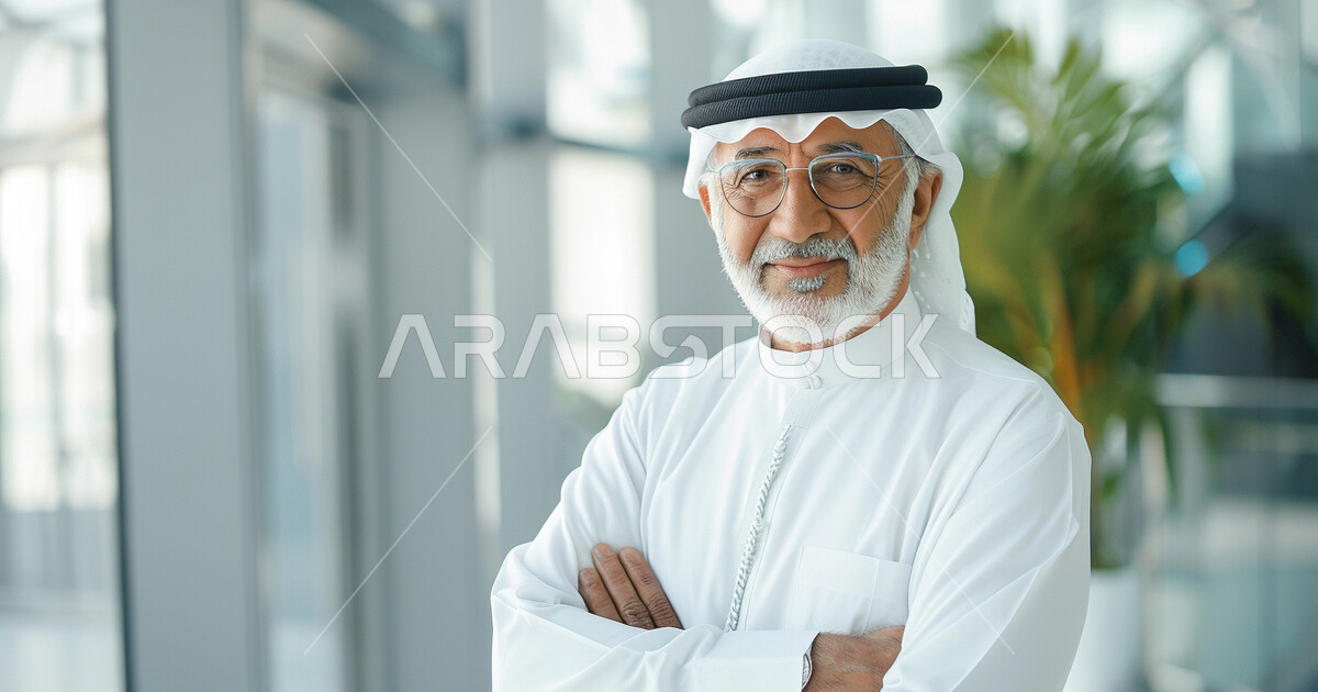 الاهتمام بالأناقة والمظهر الخارجي، مهن و وظائف مكتبية، صورة مقربة لرجل أعمال كبير السن عربي ...