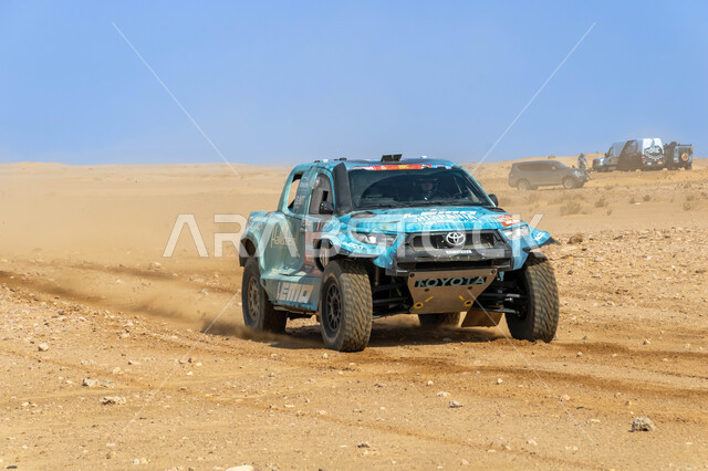 Enthusiastic challenges and recreational activities, racing on dirt ...