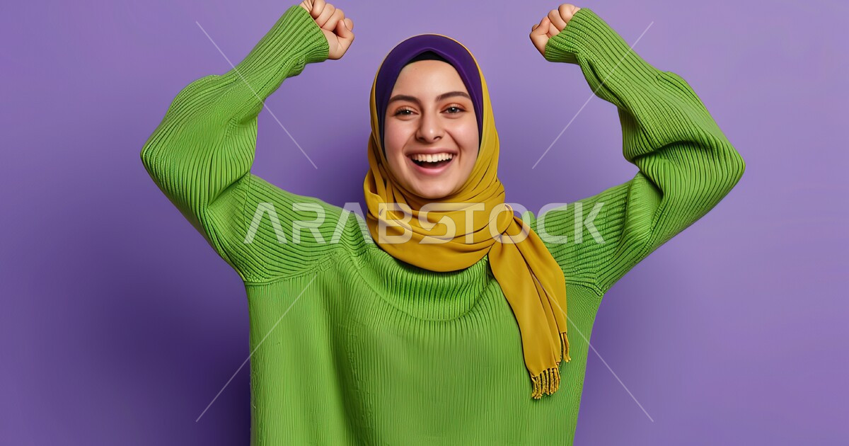 مفهوم الفرح بالنصر والفوز، تعابير السرور والسعادة، النجاح وتحقيق الأهداف، بورتريه مقرب لامرأة ...