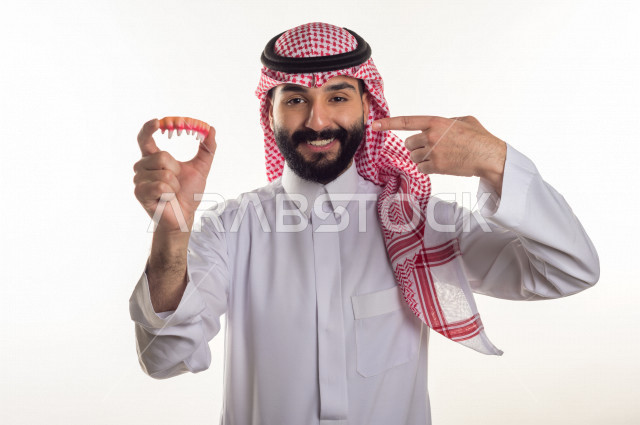 Portrait of a Saudi Arabian Gulf man suffering from dental health ...