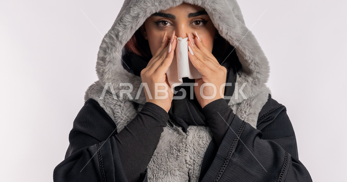 النظر إلى الكاميرا بإيماءات وجه ويدين تدل على العطاس، استعمال المناديل ...