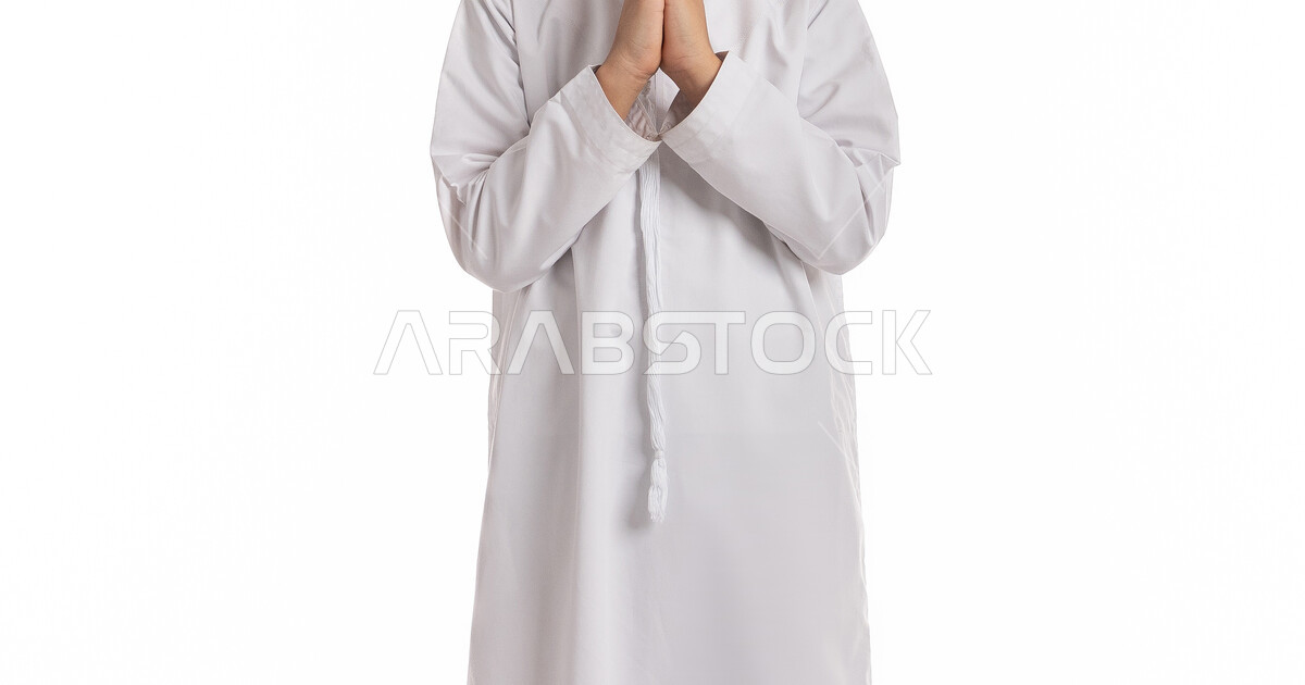 حركة يد تدل على الشكر والتقدير والاحترام، بورتريه لولد عربي خليجي إماراتي يرتدي العمامة ...