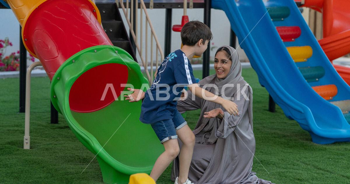التنزه مع الوالدين مفهوم الأسره السعيده التزحلق على الزحليقه ايماءات