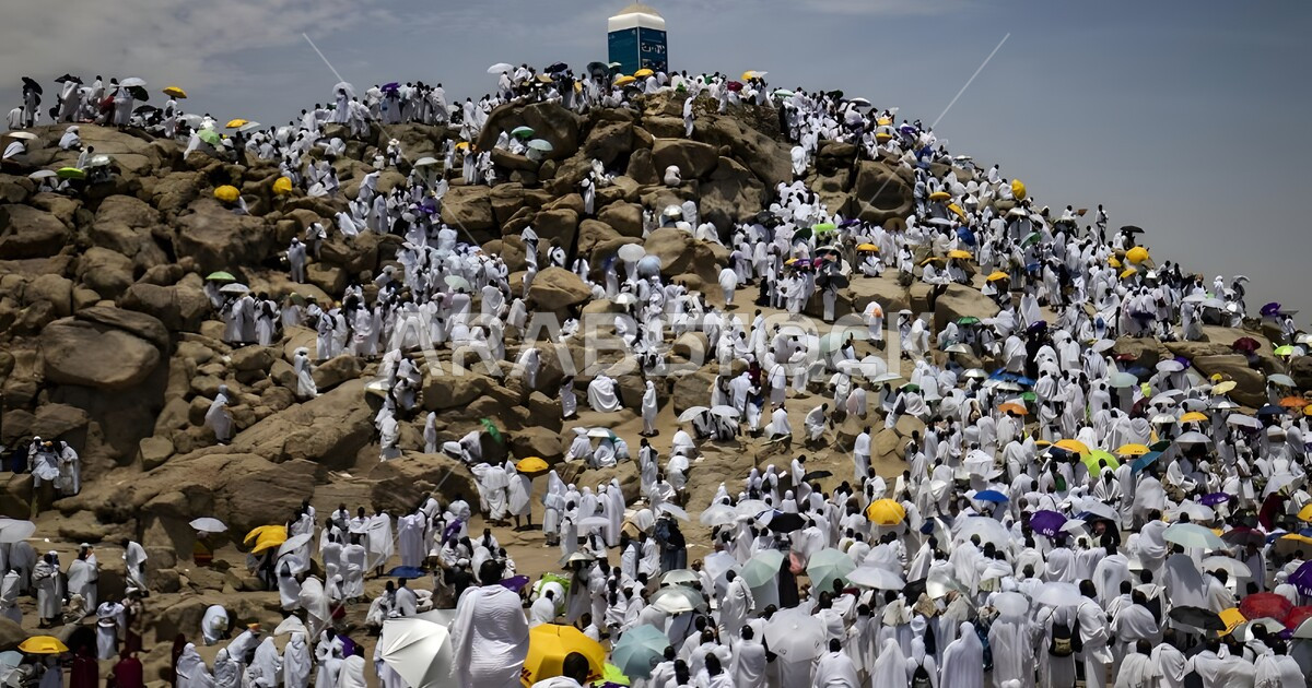 Pilgrims of the Sacred House of God in the Arafa stand, Mount of Mercy ...