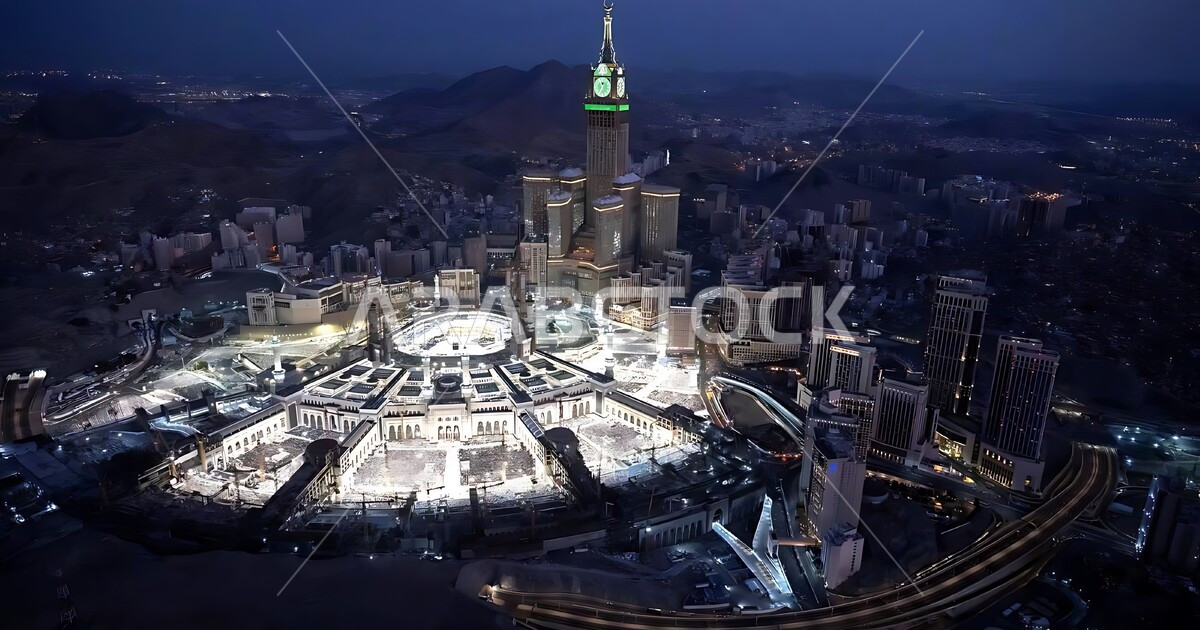 The Royal Clock Tower overlooking the square of the Holy Mosque in ...