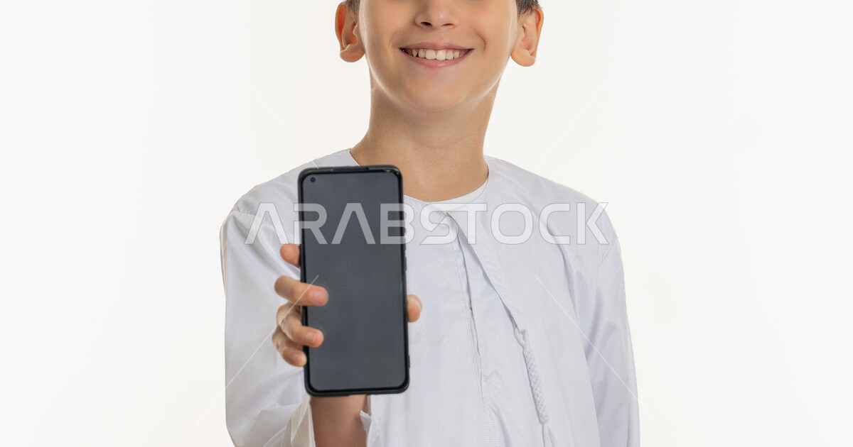 عرض هاتف محمول بشاشة سوداء فارغة، دمج العلم مع التقنية والتكنولوجيا الحديثة، بورتريه مقرب لفتى ...