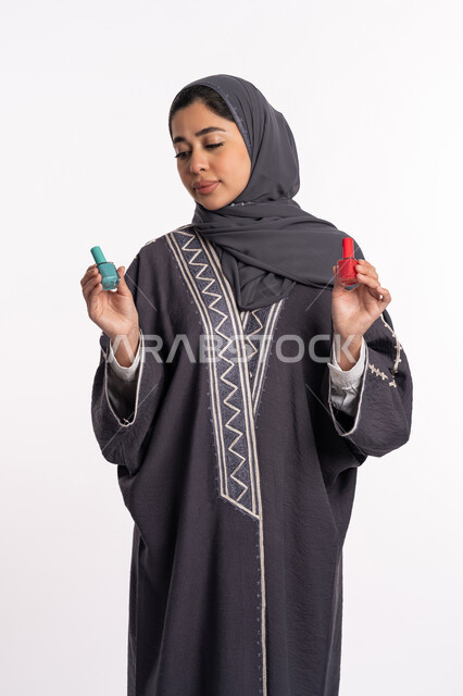 Confusion in choosing the color of nail polish, a Saudi expert in women ...