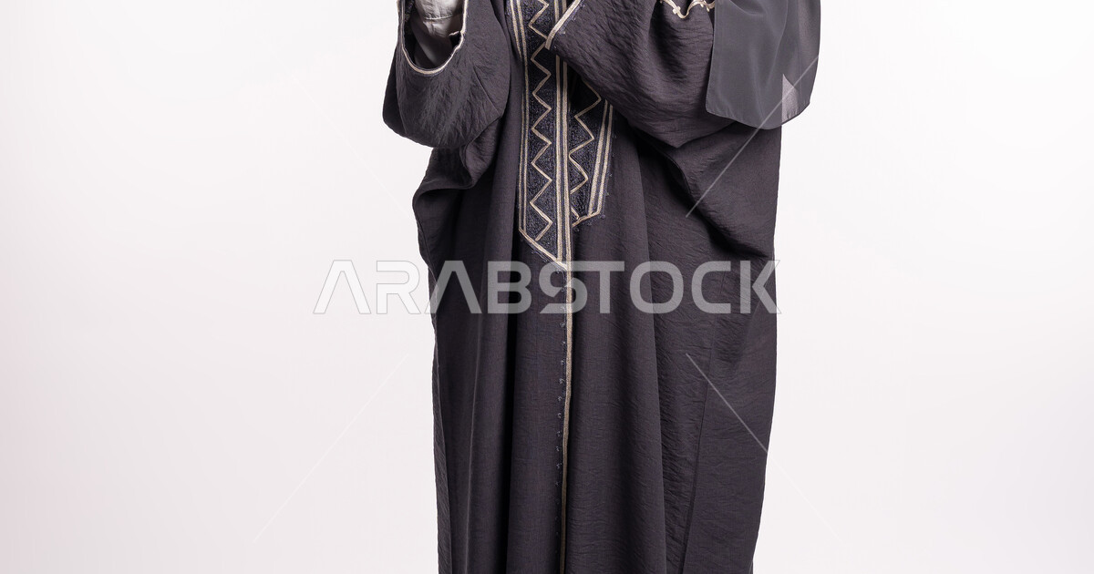 خبيرة سعودية لمستحضرات التجميل النسائية، بورتريه لإمرأة عربية خليجية إماراتية ترتدي العباءة ...