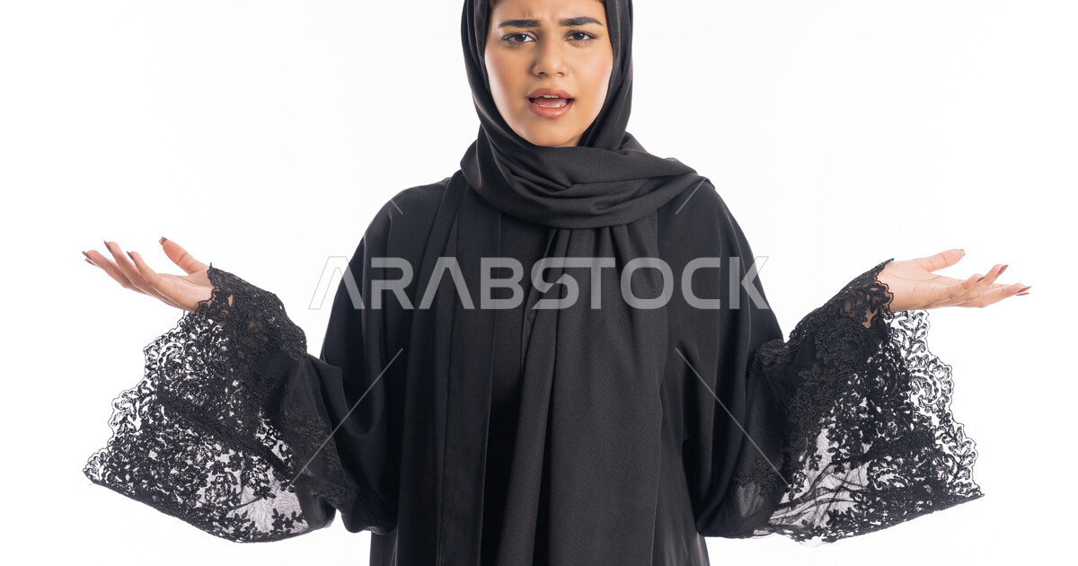 المفاجأة و الاندهاش من شيء ما، شابة سعودية تنظر الى الكاميرا بإستغراب، مفهوم النعومة والانوثة ...