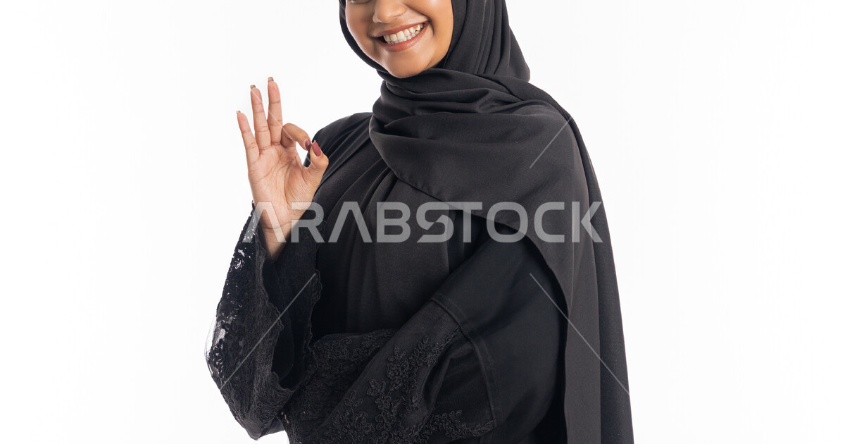 تعابير الإعجاب والرضى، علامة الامتياز و الجودة، بورتريه مقرب لامراة عربية خليجية اماراتية مبتسمة ...