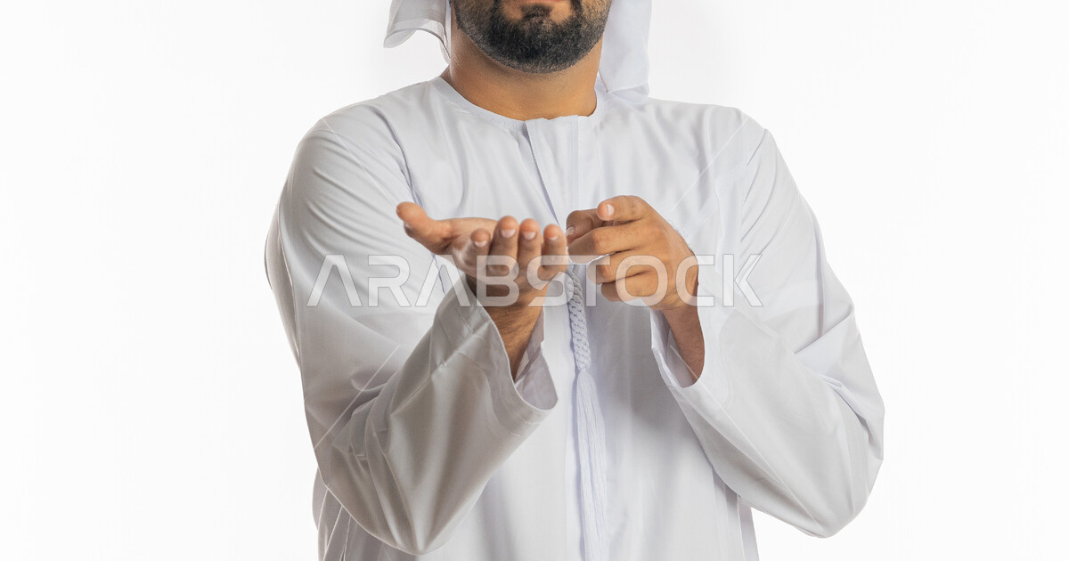 إيماءات حمل ورفع شيء ما، بورتريه لرجل عربي خليجي إماراتي يرتدي الكندورة الإماراتية والعمامة ...