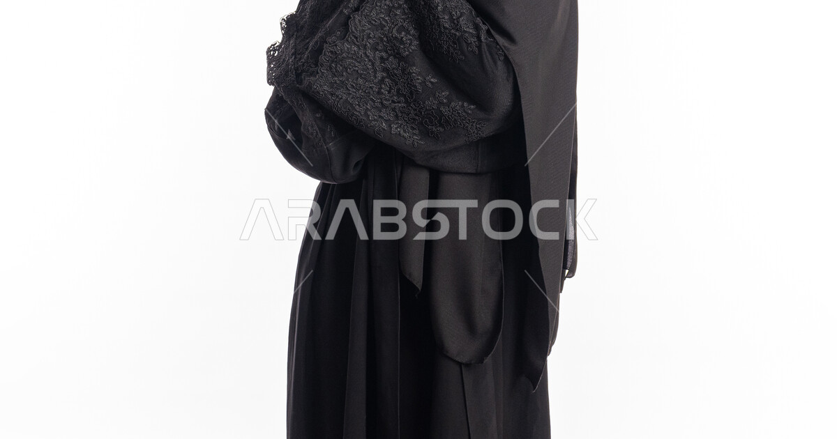 شابة سعودية انيقة، تعابير الكسل والخمول، الحاجة للنوم والراحة، بورتريه لإمرأه عربية خليجية ...