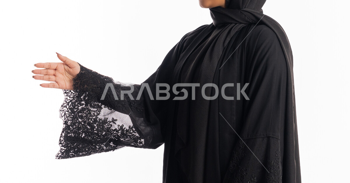 مفهوم الاستقبال والترحيب, إلقاء التحيه والسلام, سيدة سعودية تقوم بالتعارف و الصداقه وتكوين ...